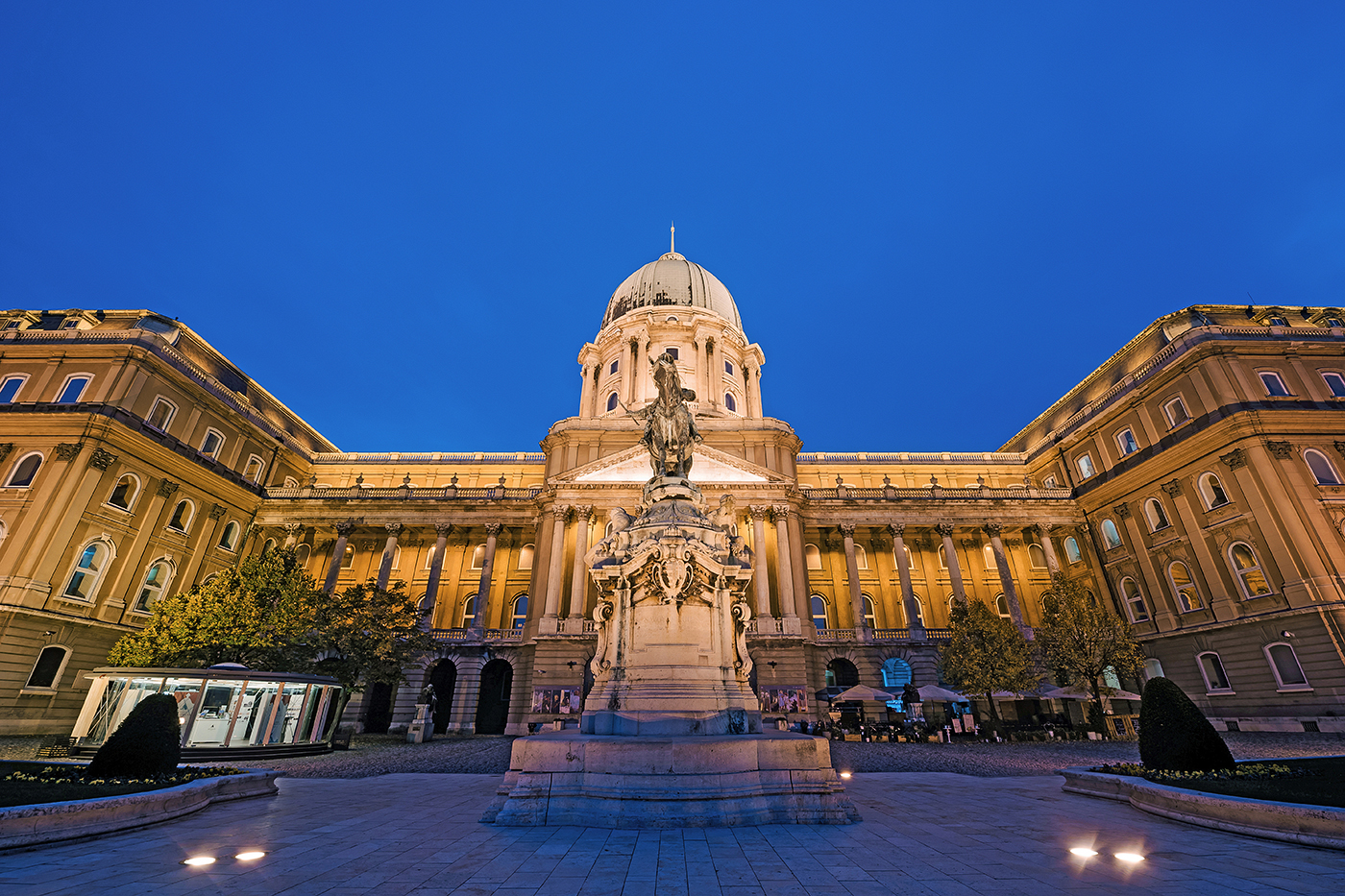 THE WORLD HERITAGE TOUR OF BUDA