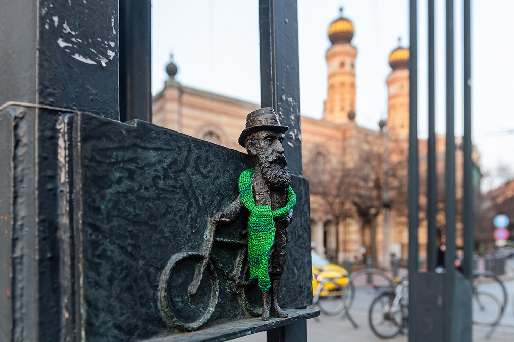 Miniature statues in Budapest: get ready for a special sightseeing tour