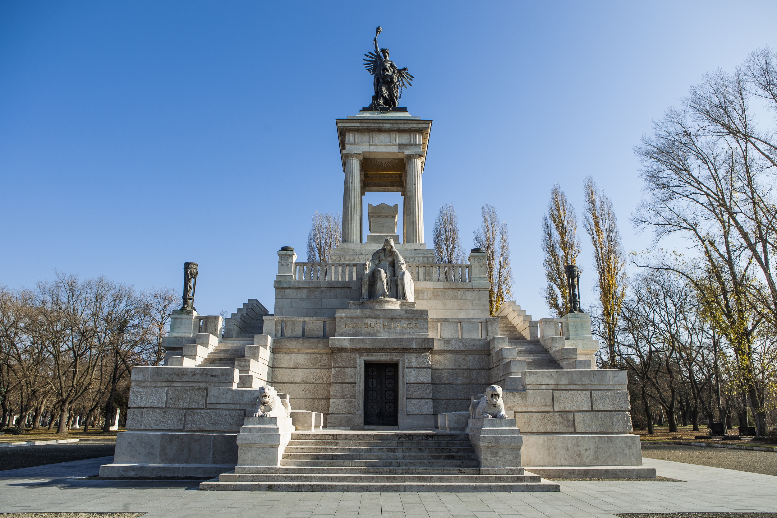 Autumn walk in the most famous cemeteries of Budapest