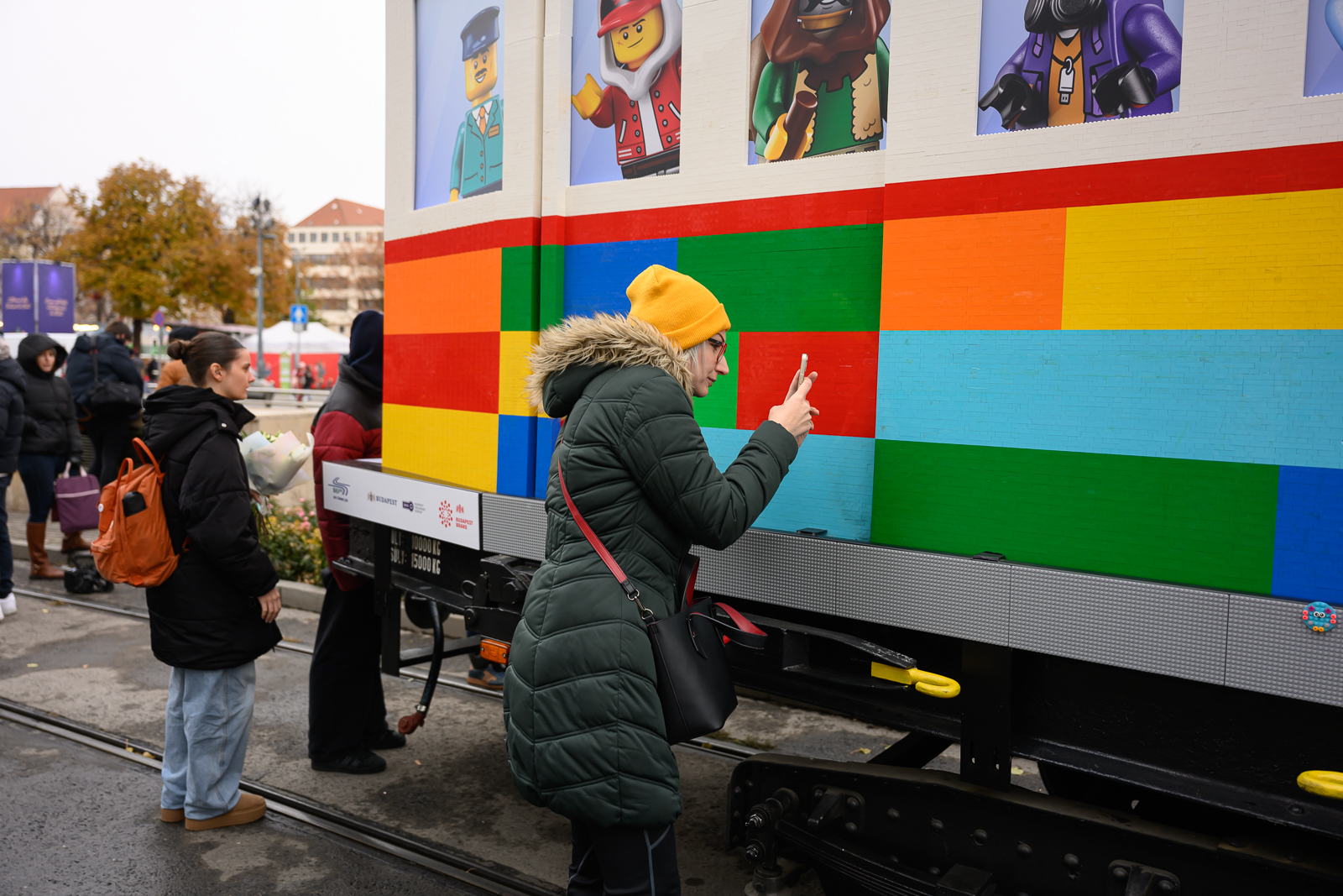 LEGO® Vili: Eine LEGO Straßenbahn in Lebensgröße fährt durch die ...