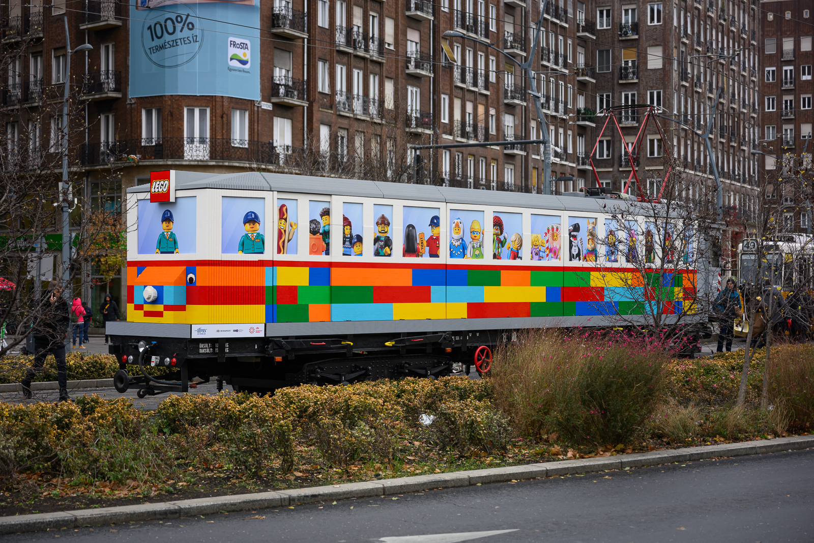 LEGO® Vili: Un tram LEGO a grandezza naturale arriva nelle strade di ...