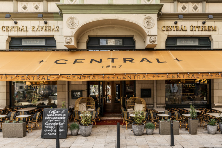 Das New York Café erwartet Sie auch nachts!